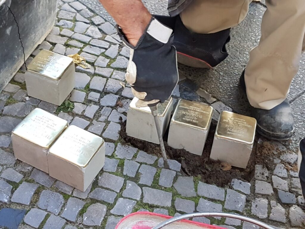 Neue Stolpersteine jetzt auch vorm Kunstforum